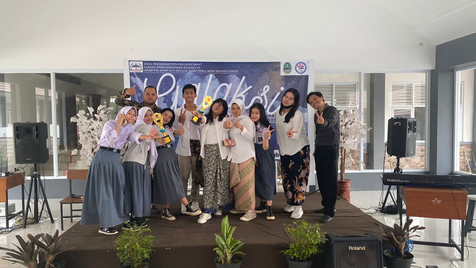 Bukan Satu, tapi Dua Piala berhasil dibawa pulang SMAN 22 Bandung di ...